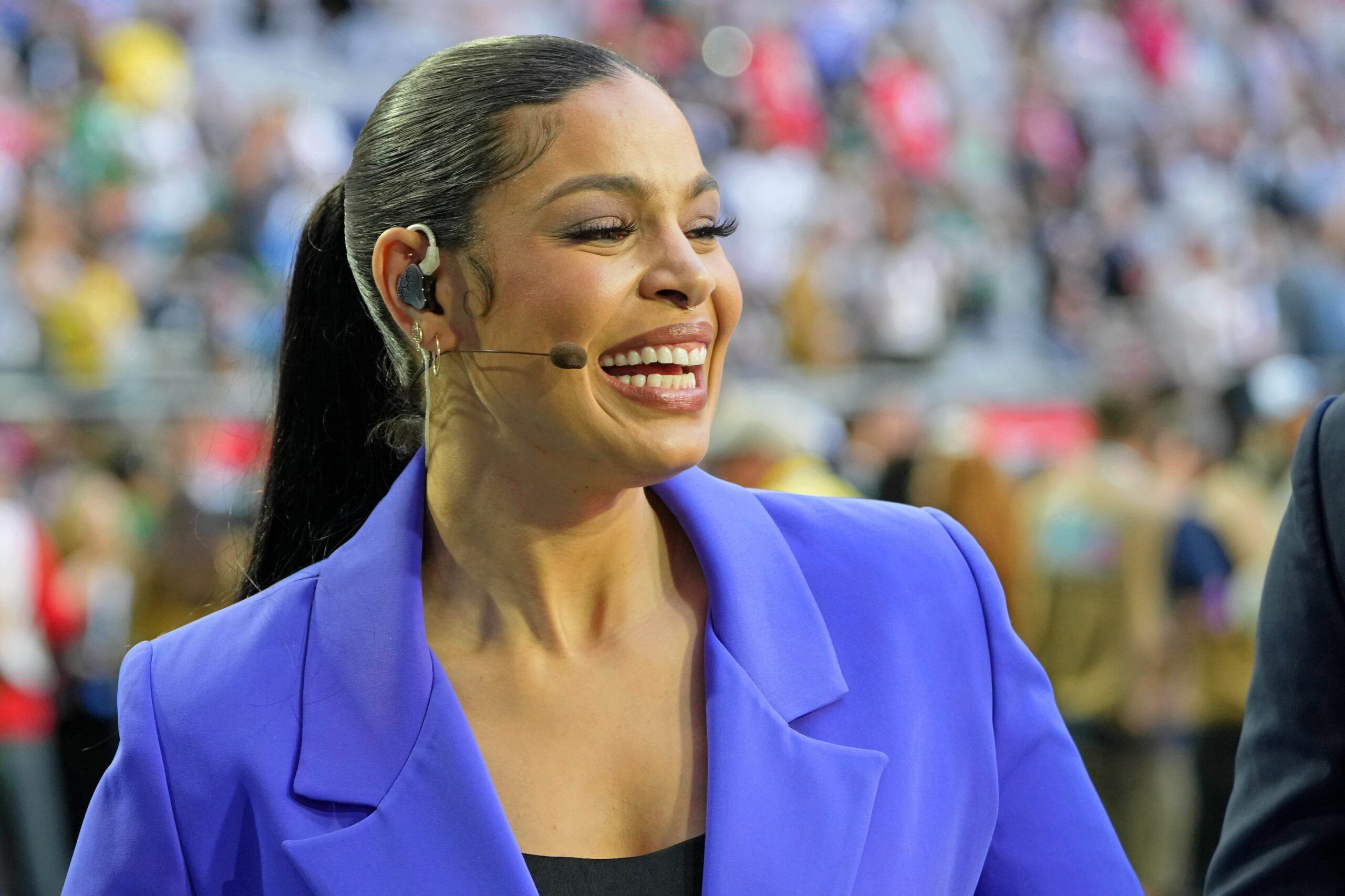 Who Is Singing the National Anthem at the Steelers vs. Raiders Game ...