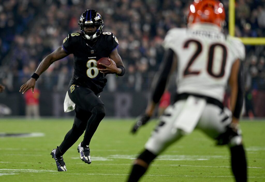 Lamar Jackson Returns to Field After Brief Injury Scare in Second ...