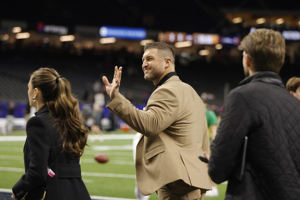 Tim Tebow Meets With President Donald Trump at the White House and Goes ...