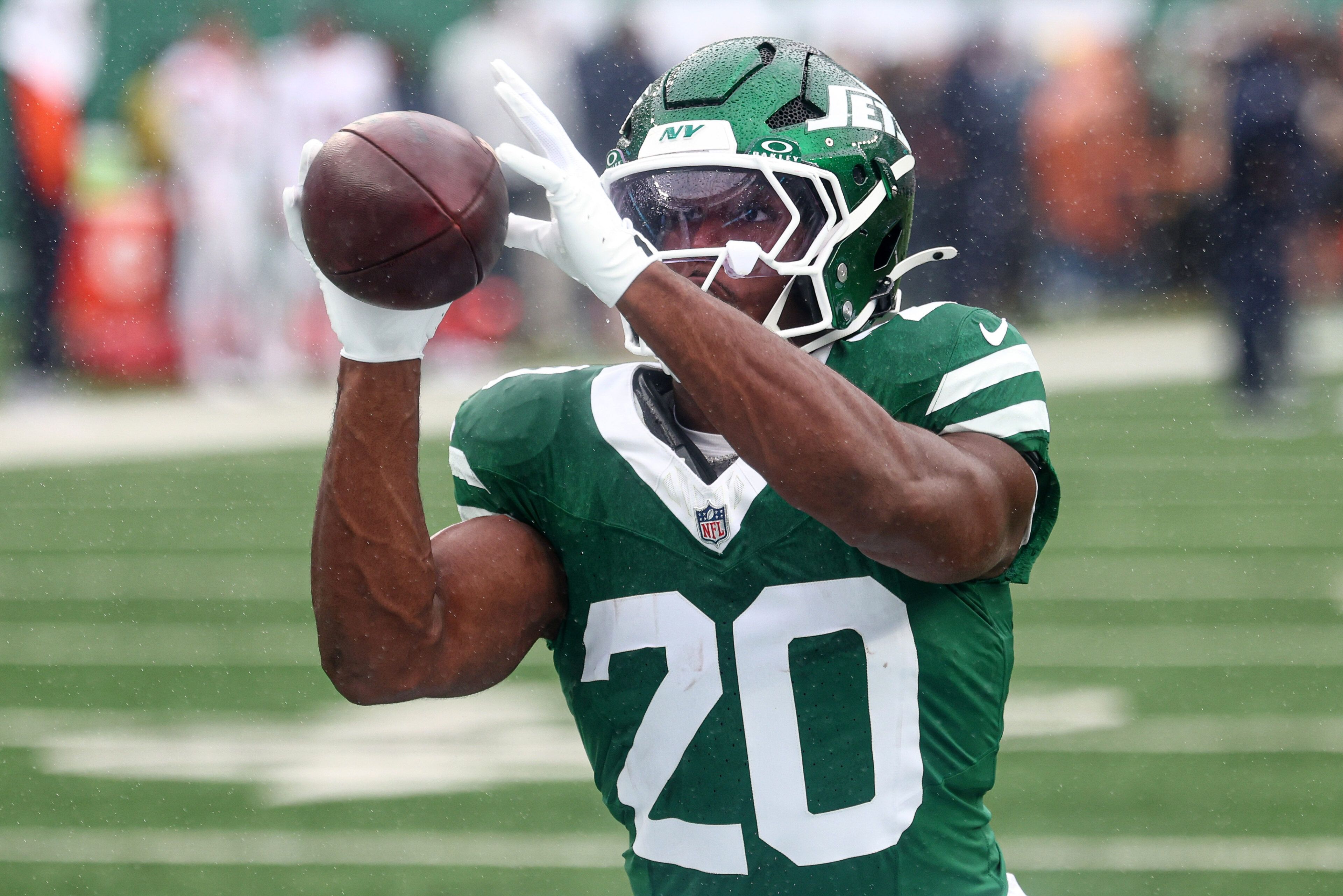 Jets Star RB Breece Hall’s Cryptic Reaction to Trade Rumors Goes Viral
