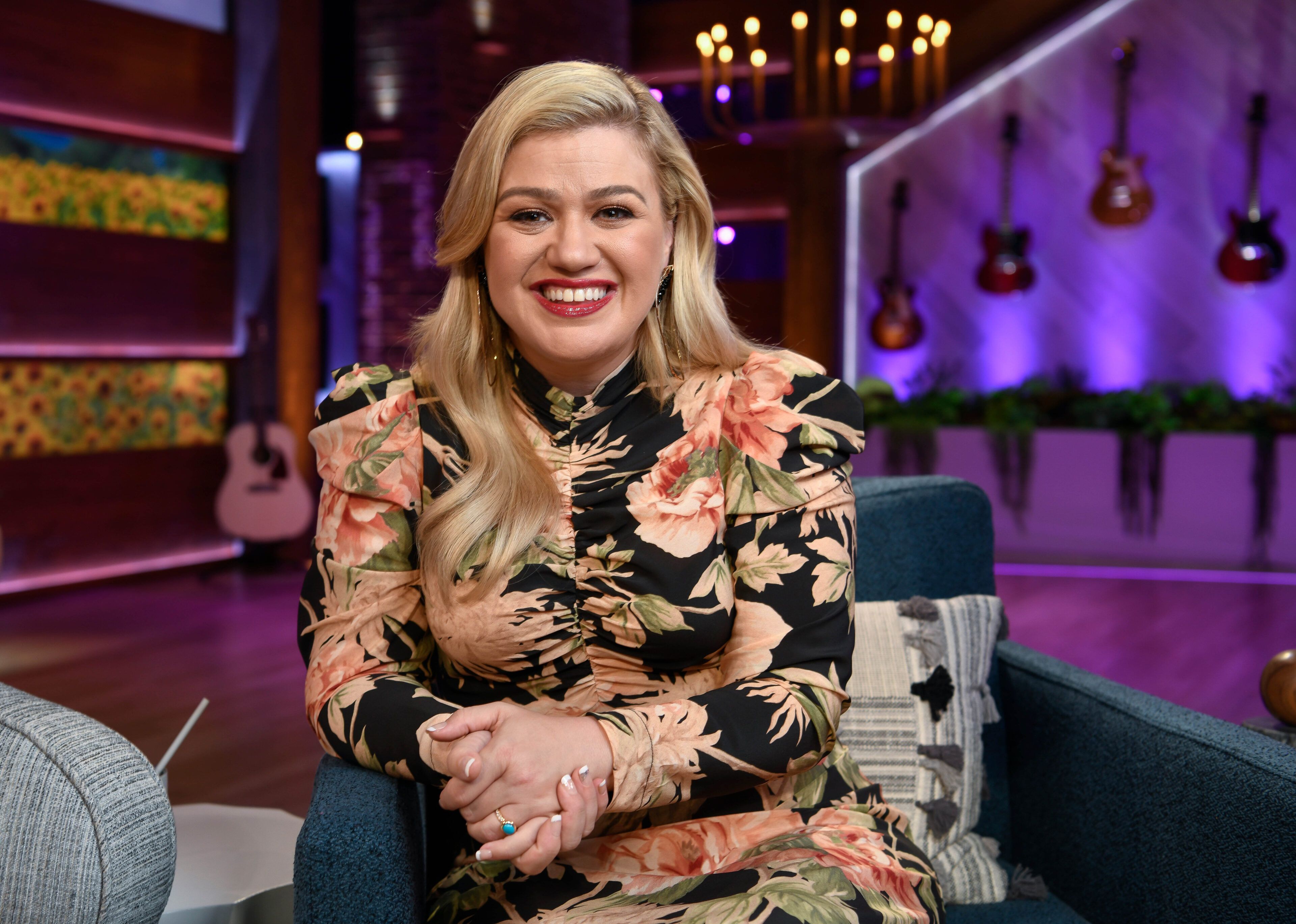 Cowboys Fan-Girl Kelly Clarkson Makes Surprise Josh Allen Confession to Hailee Steinfeld
