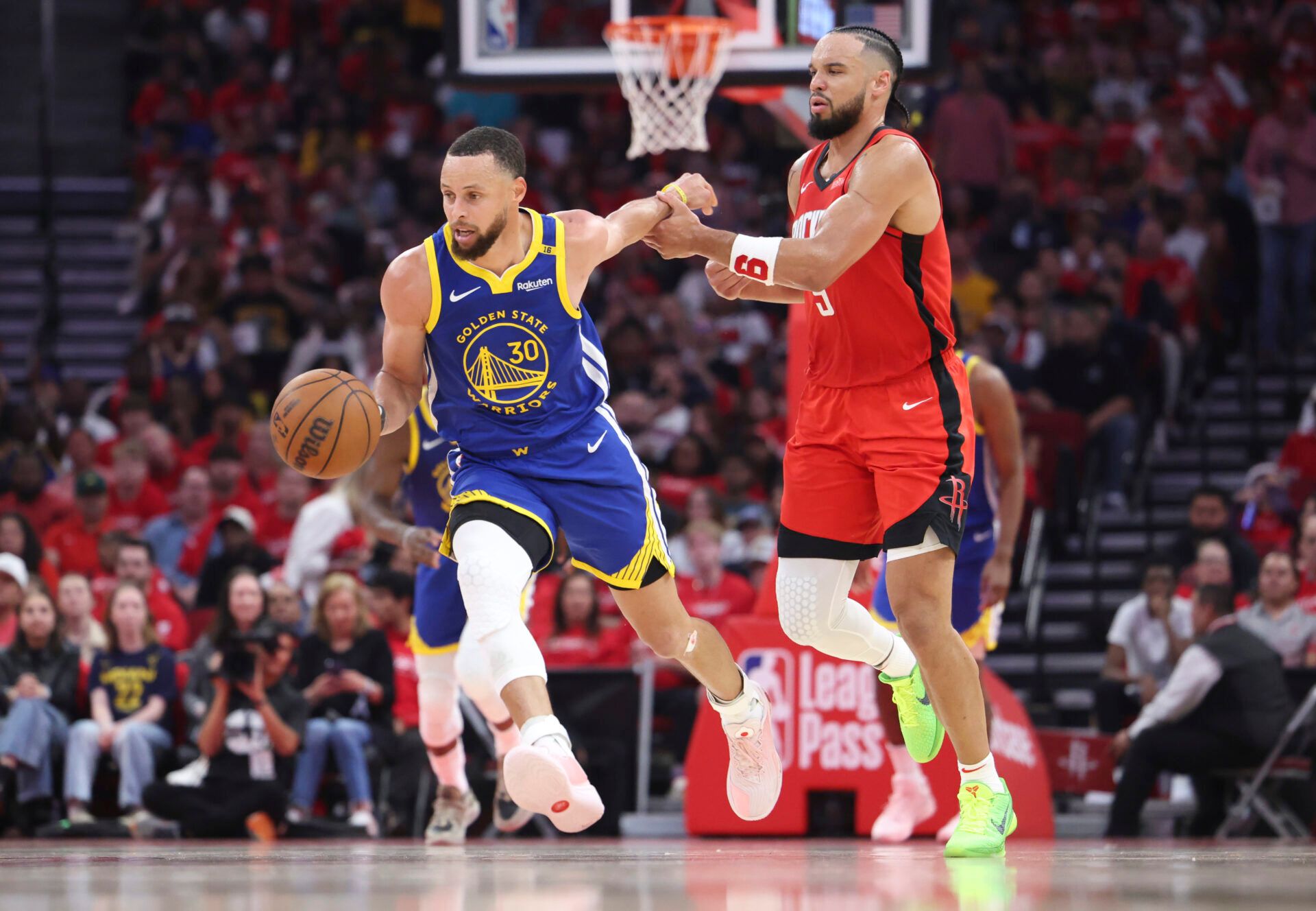 ‘Straight Up Embarrassing’: Fans Erupt After NBA Refs Miss Clear Foul on Stephen Curry