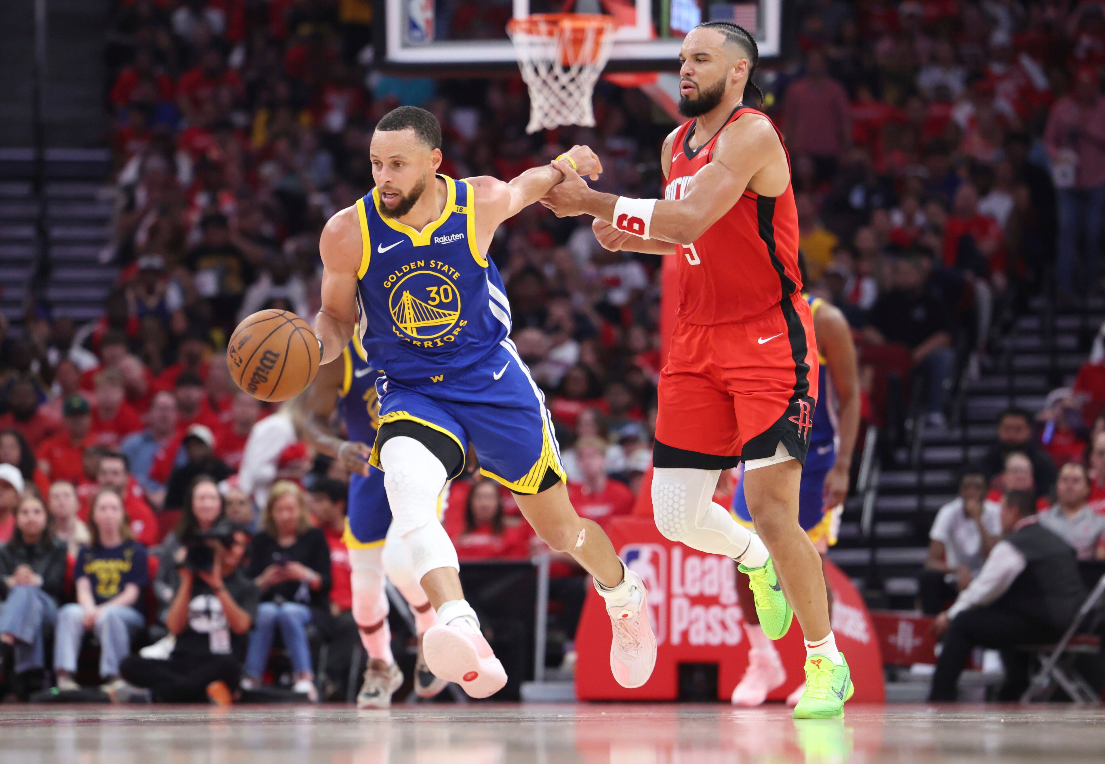 ‘Straight Up Embarrassing’: Fans Erupt After NBA Refs Miss Clear Foul on Stephen Curry