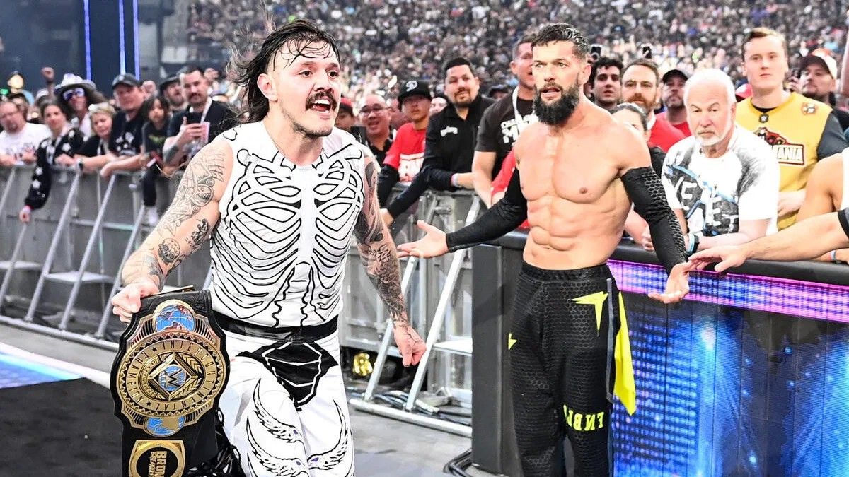 Crowd Erupts in ‘You Deserve It’ Chants as Dominik Mysterio Celebrates ...