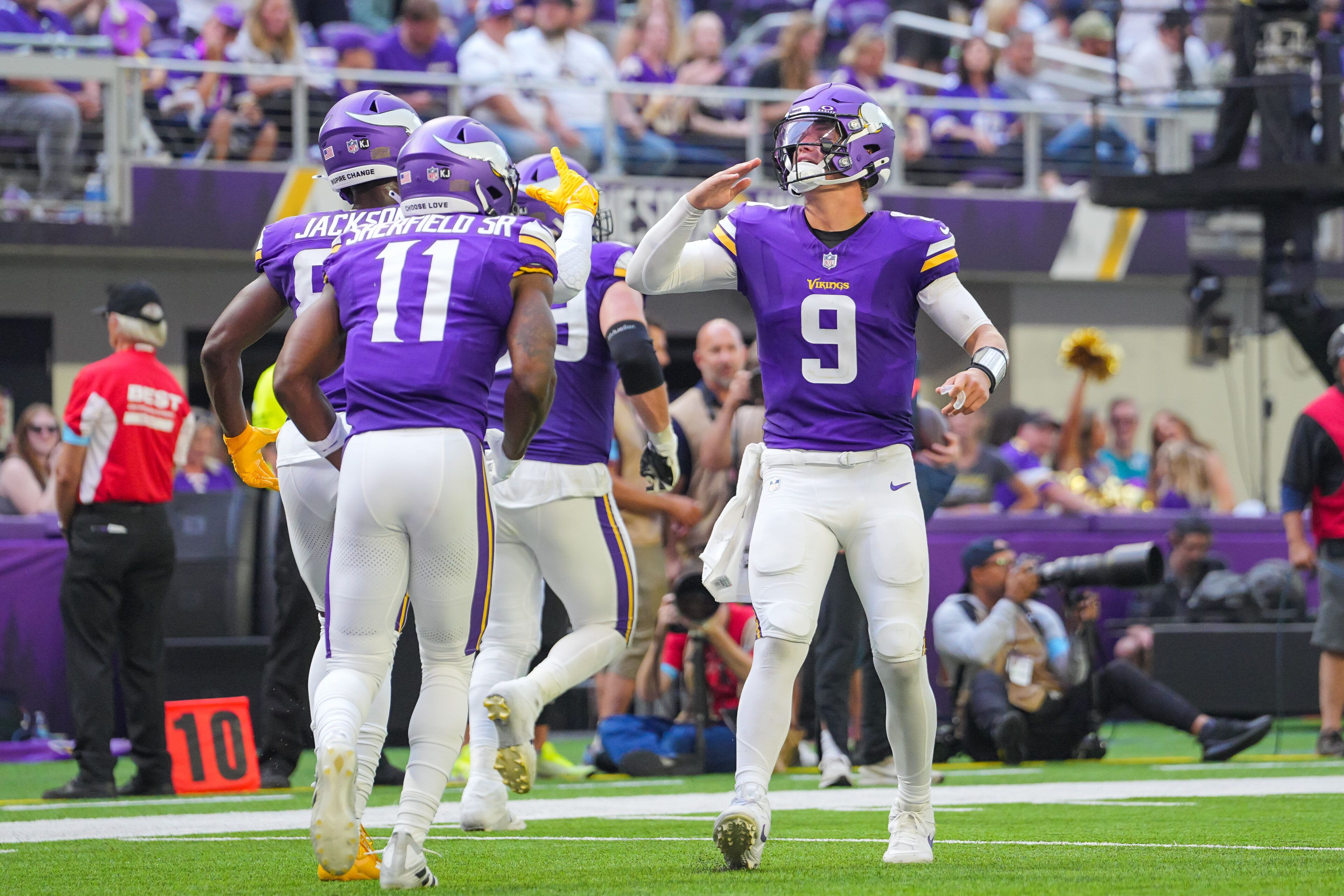 Vikings Pull Off Draft-Day Trade For 28-TD QB, Adding Veteran To Quarterback Room Alongside J.J ...