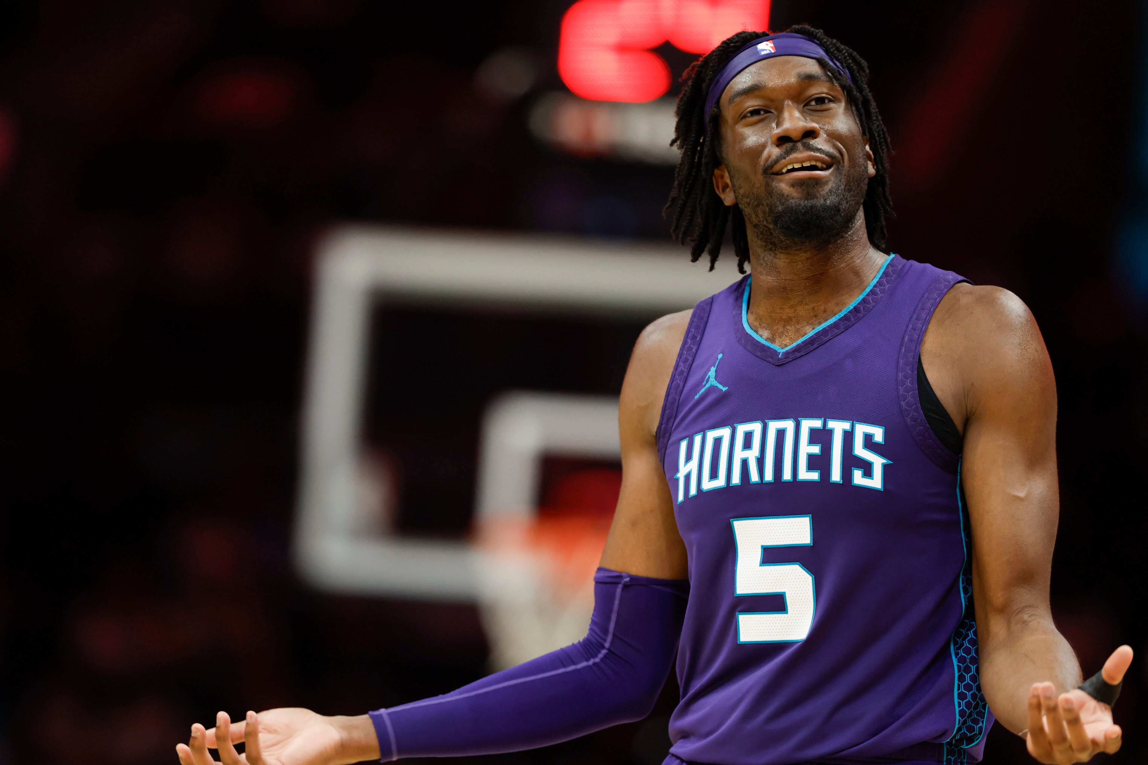 Hornets’ Mark Williams Stomps on Lakers’ Grave As LeBron James and Co ...