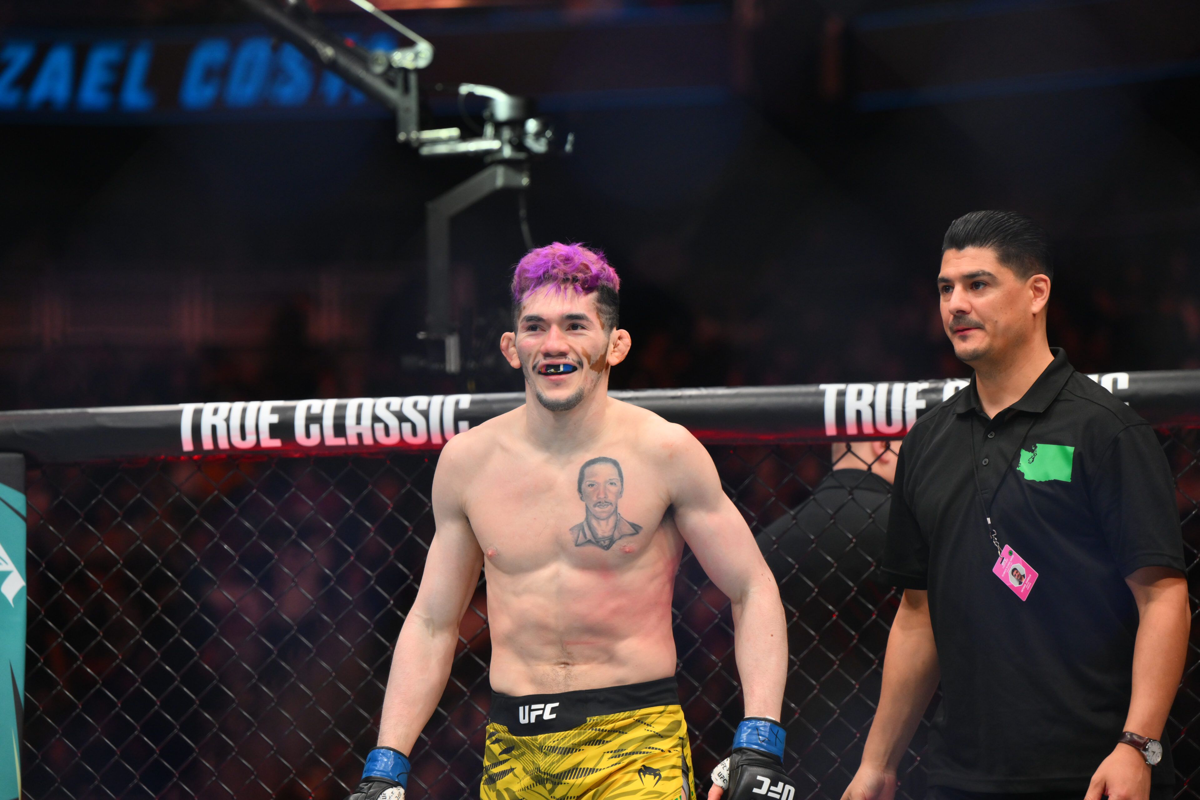 ‘Gotta Pay Extra for That’ – UFC Fighter’s In-Cage Reaction to Injury ...