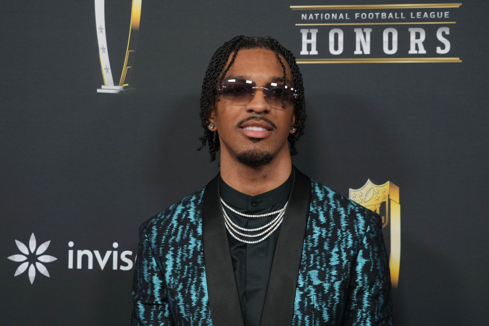 WATCH: Commanders CB Mike Sainristil Hilariously Prank Calls Teammates ...