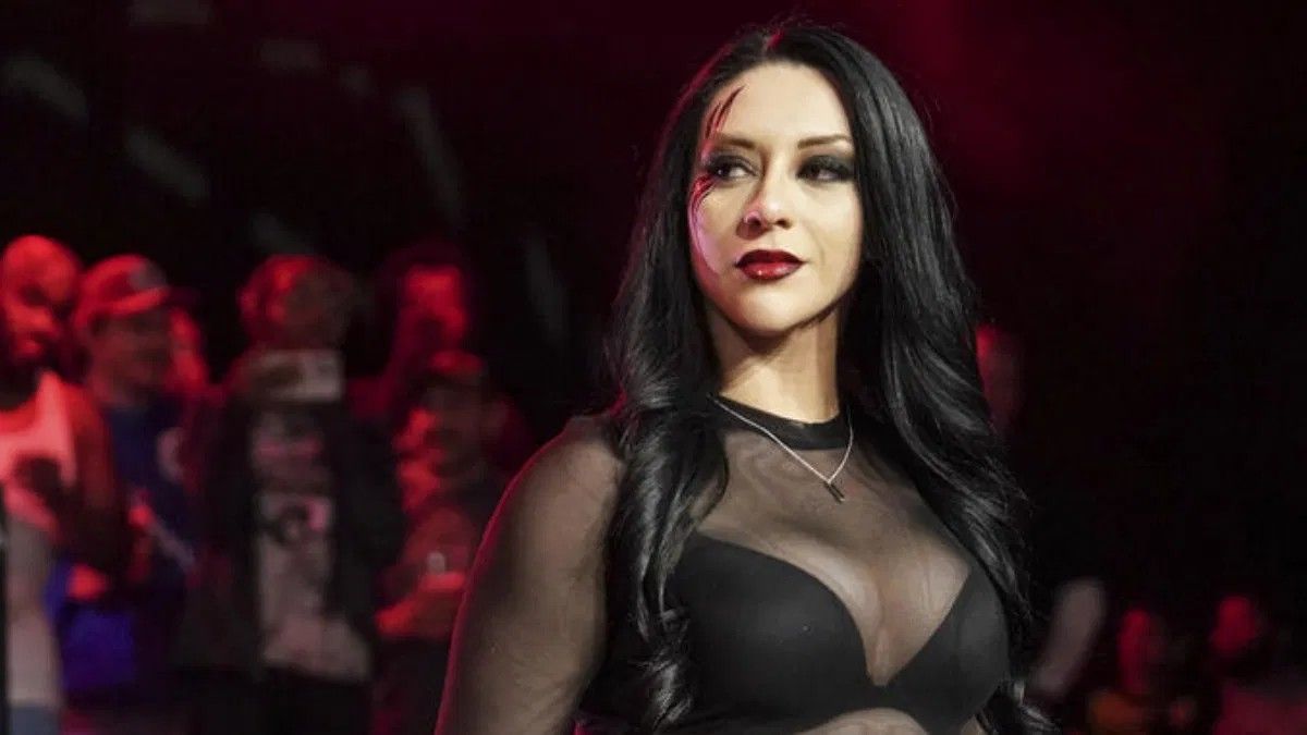 Stephanie Vaquer and Lola Vice Shock Fans With Stunning Move at WWE X AAA Worlds Collide