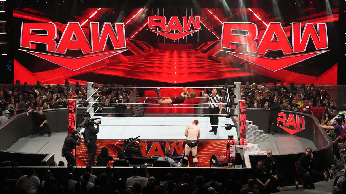 Fan-Favorite WWE Star Disrupts Monday Night RAW Main Event, Comments On ...