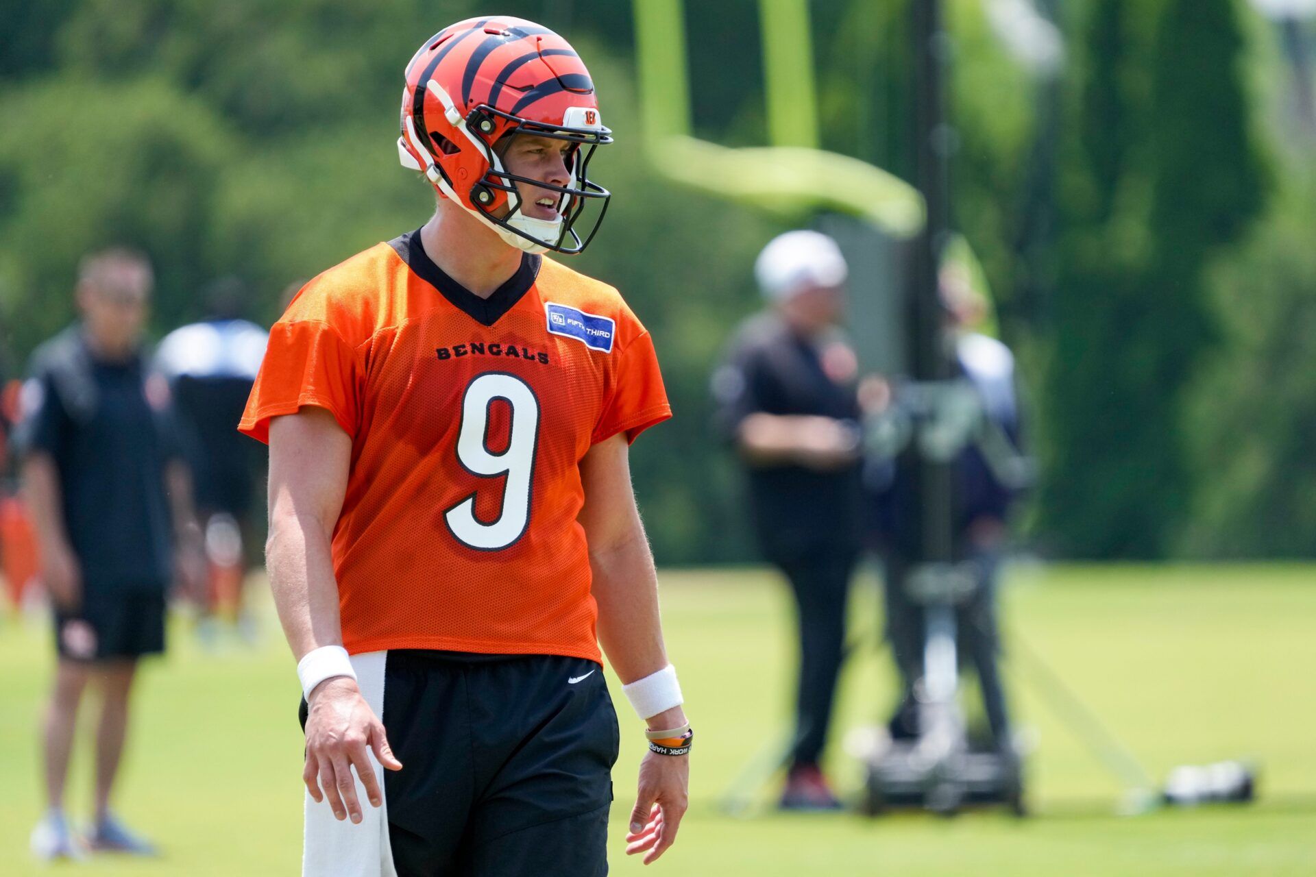 WATCH: Rowdy Fan Taunts Bengals Superstar Joe Burrow, Screaming ‘Browns ...