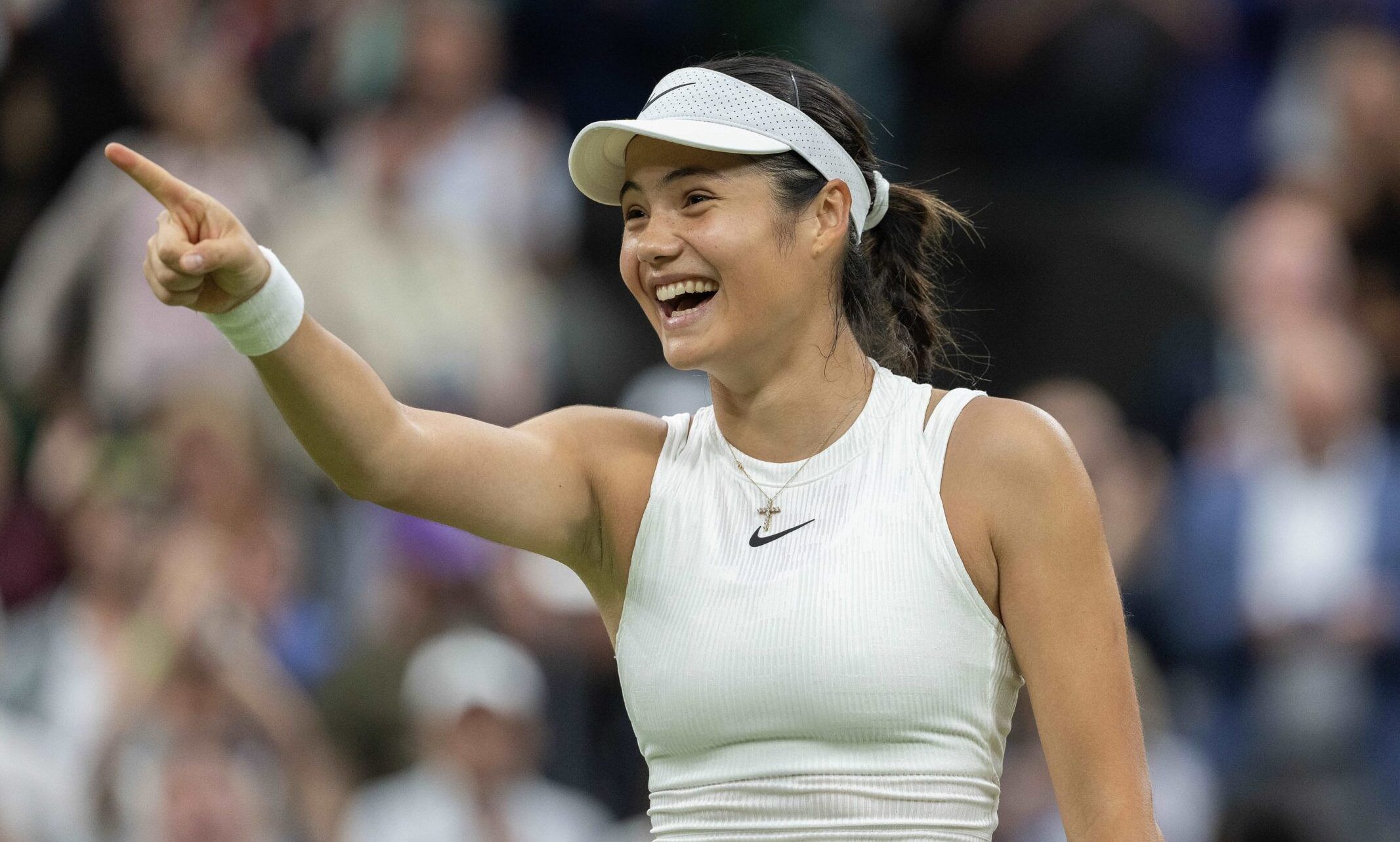 Emma Raducanu Shows Up To Cheer On Carlos Alcaraz at Wimbledon After ...