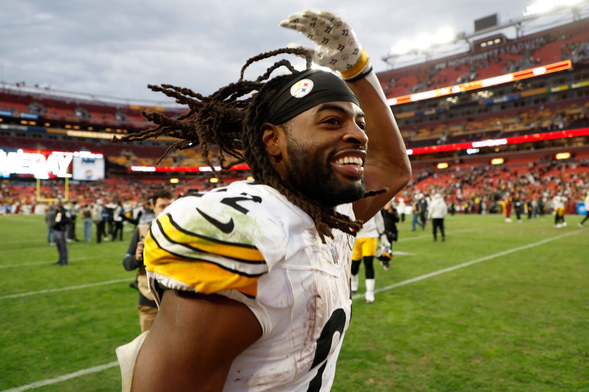 The Art of the Fantasy Football FAAB Bid: When to Go All In vs. Play ...