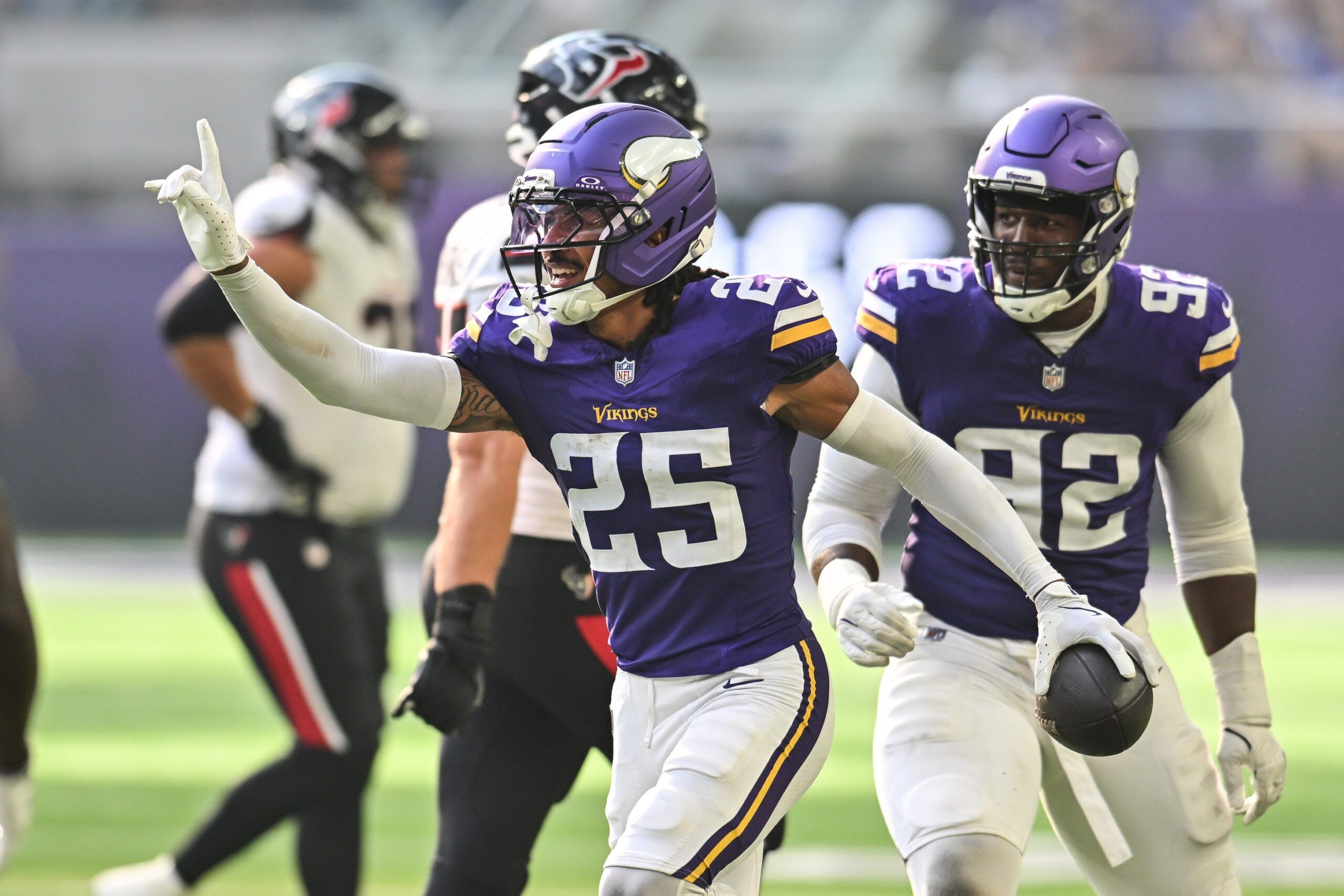 Who Are the Patriots-Vikings Announcers? A Look at the Broadcast Team ...