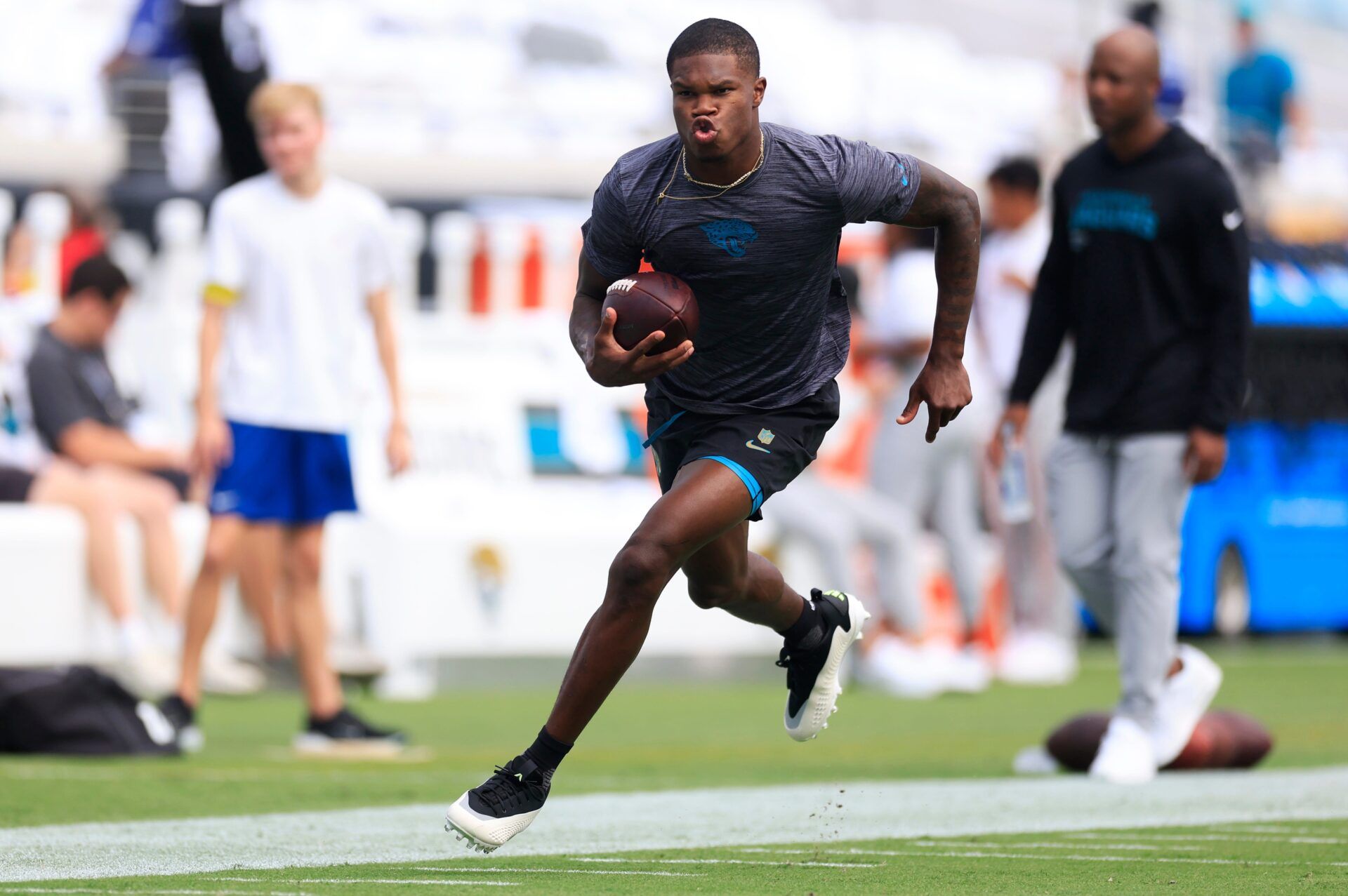 ‘Just Became a Top 5 WR’ -- NFL Fans React to Travis Hunter’s New Look ...