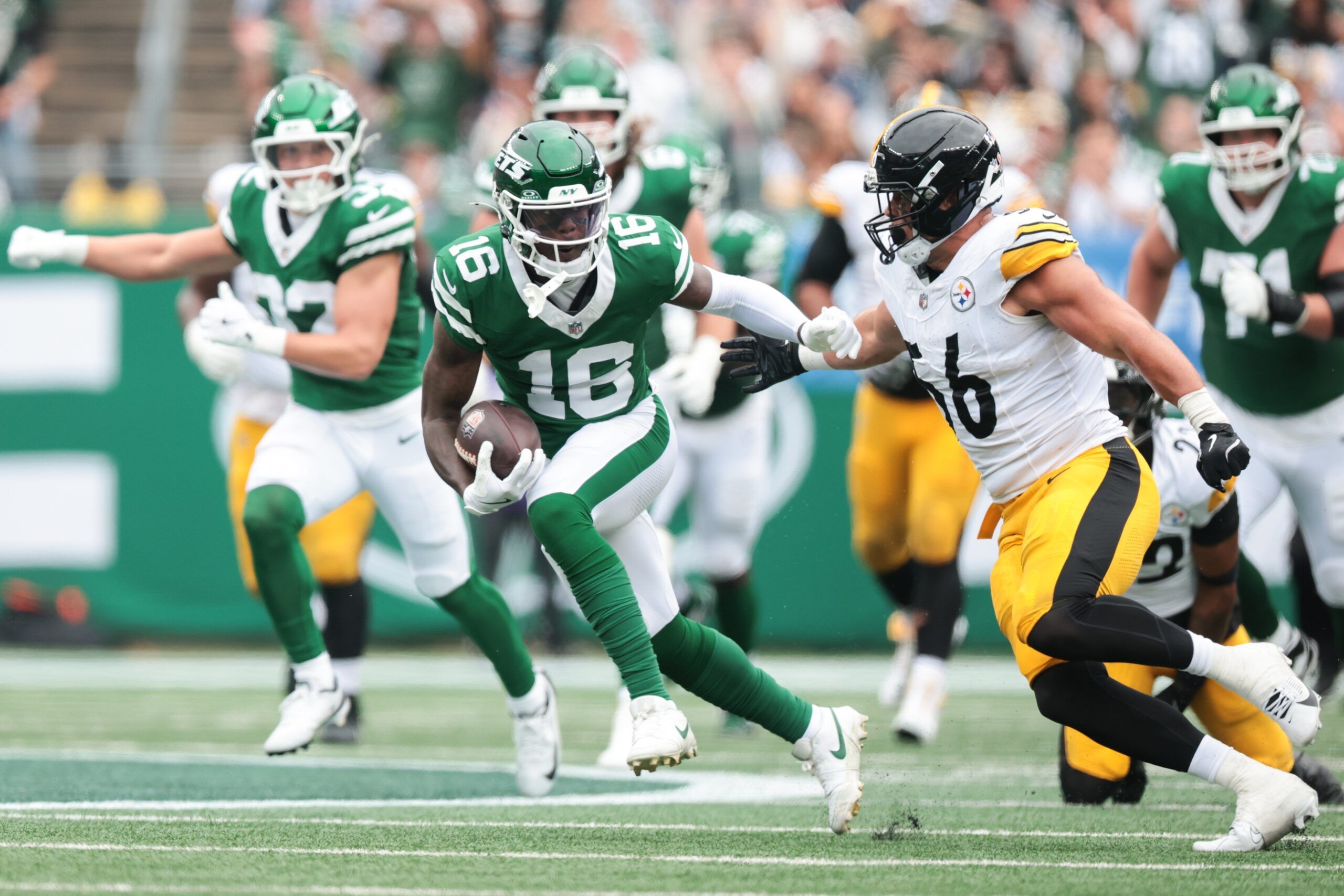 ‘Typical Jets Moment’ -- NFL Fans React After Video of Person Hilariously Getting Stuck on ...