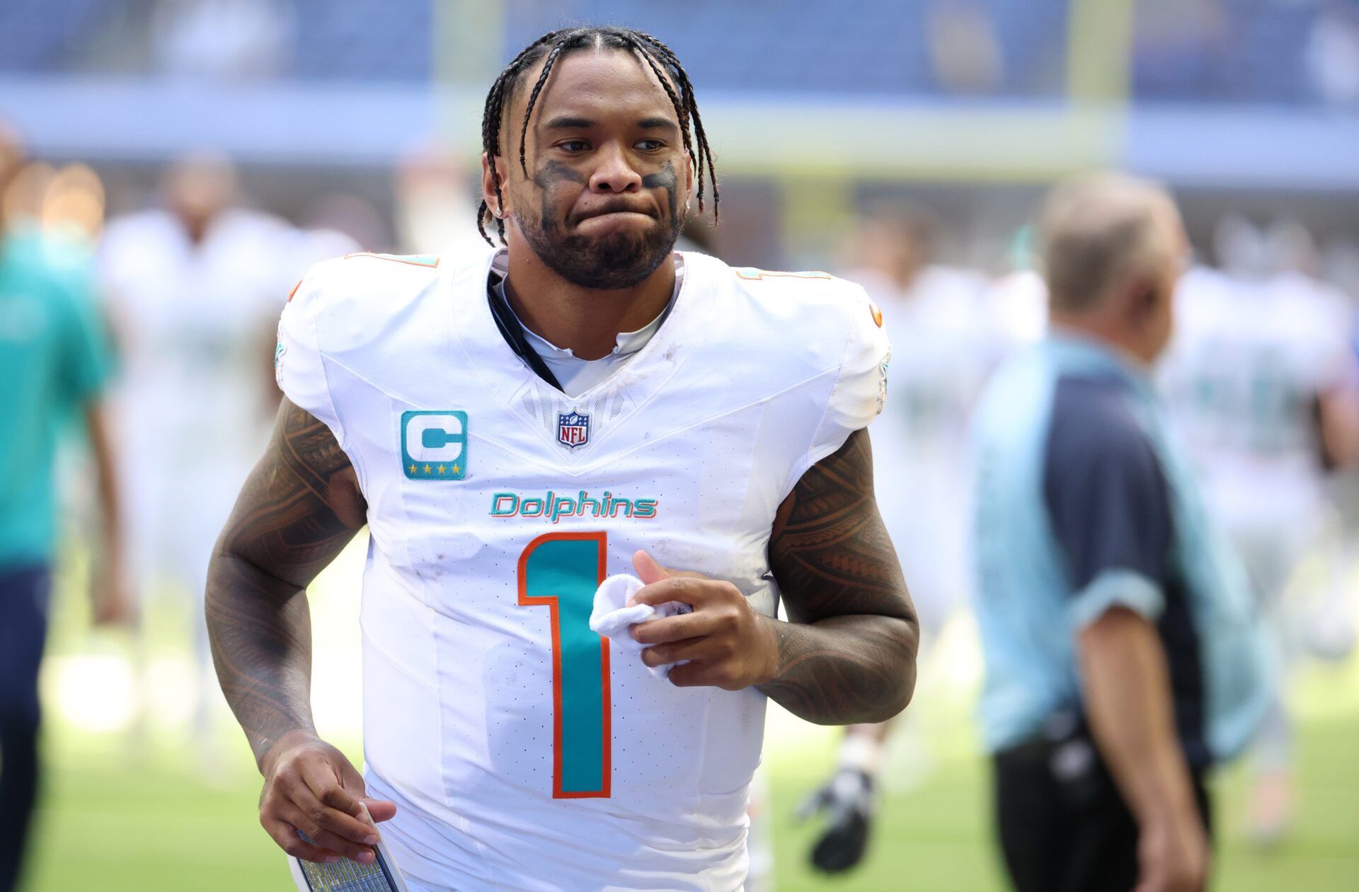 Dolphins Predicted To Trade for ‘Gifted’ QB After Tua Tagovailoa’s Concerning Week 1 Performance