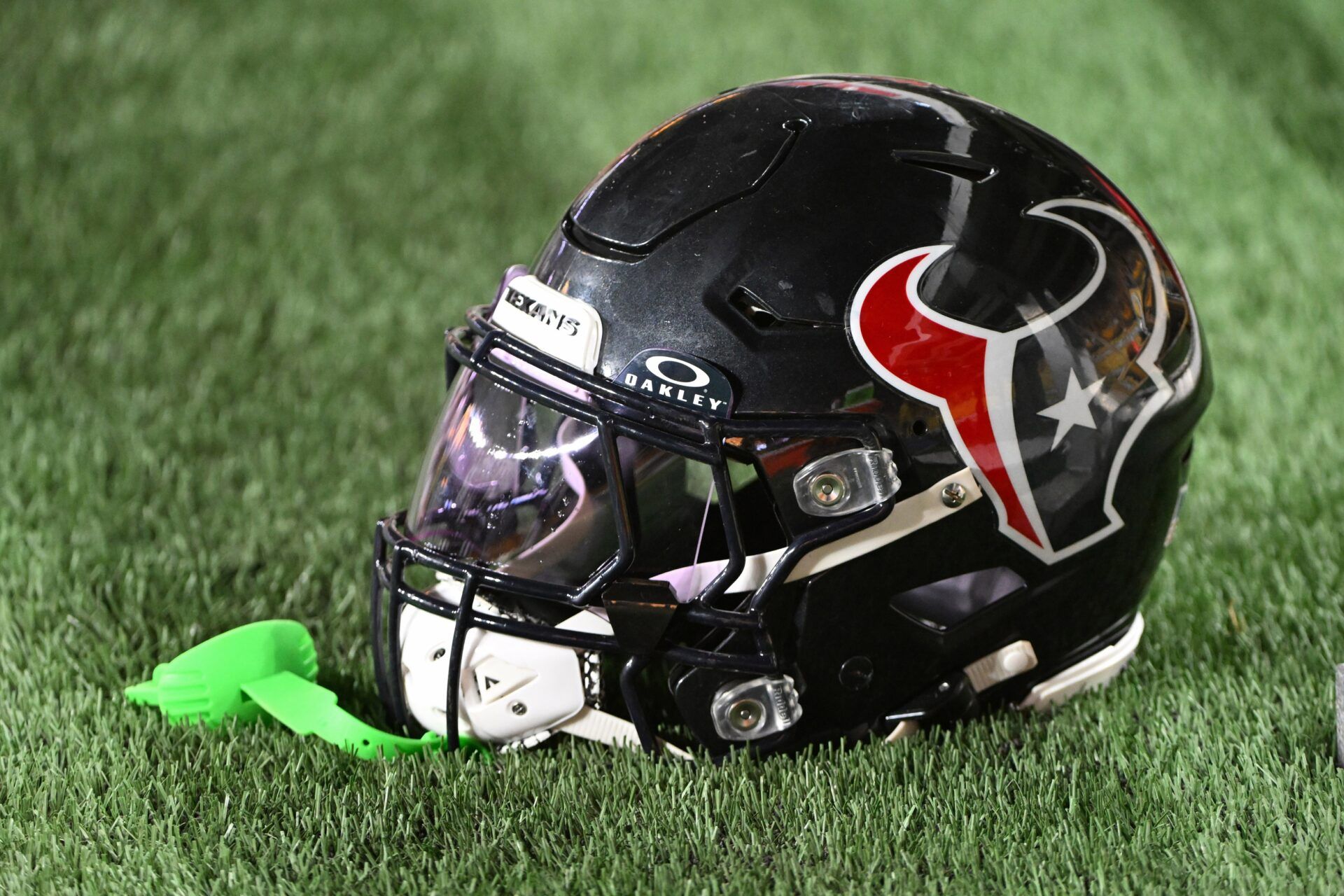 Texans Predicted To Select 6’8″, 309-Pound Prospect in 2026 NFL Draft ...