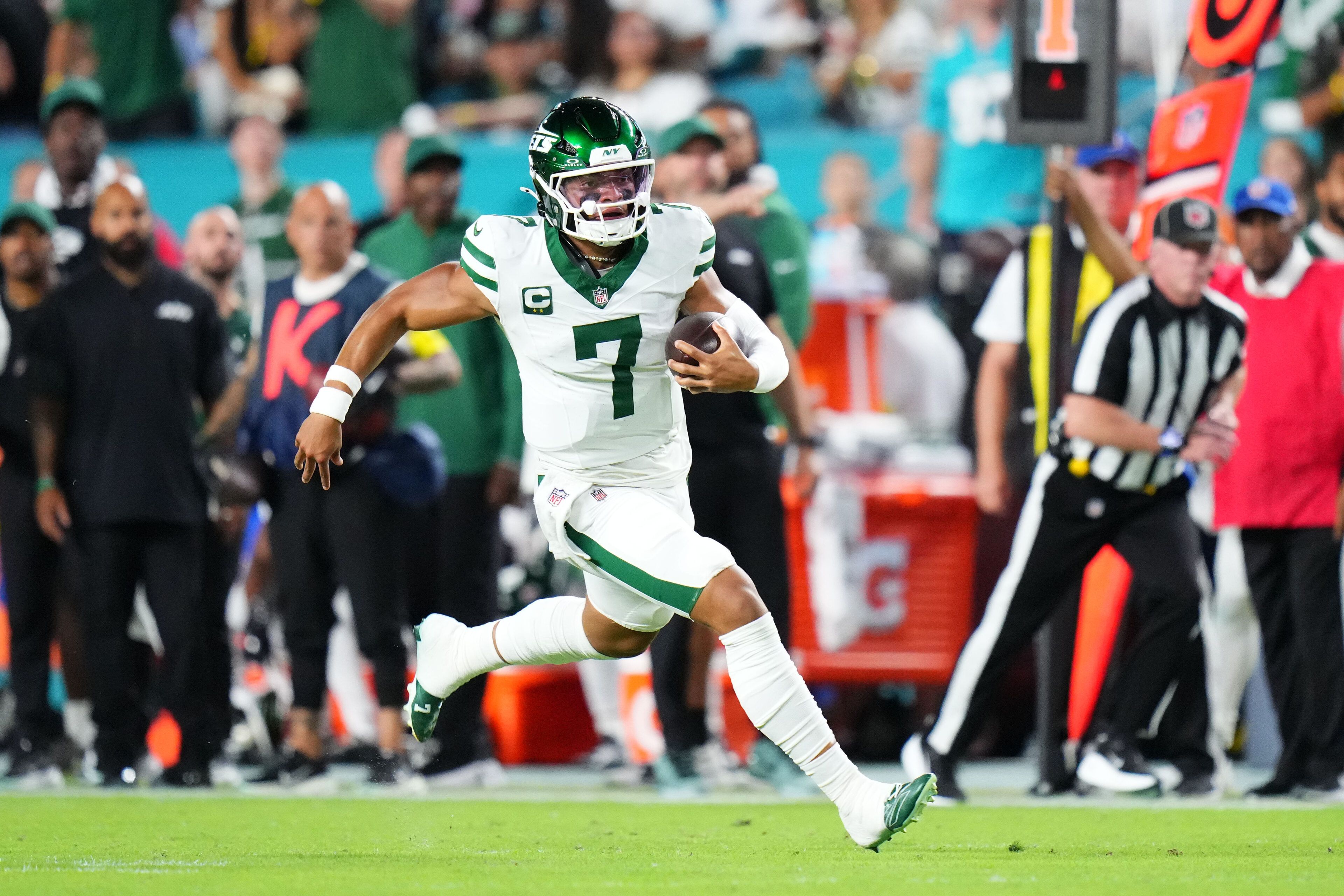 Is Justin Fields Hurt? What's Going On With the Jets QB on MNF vs. Dolphins?