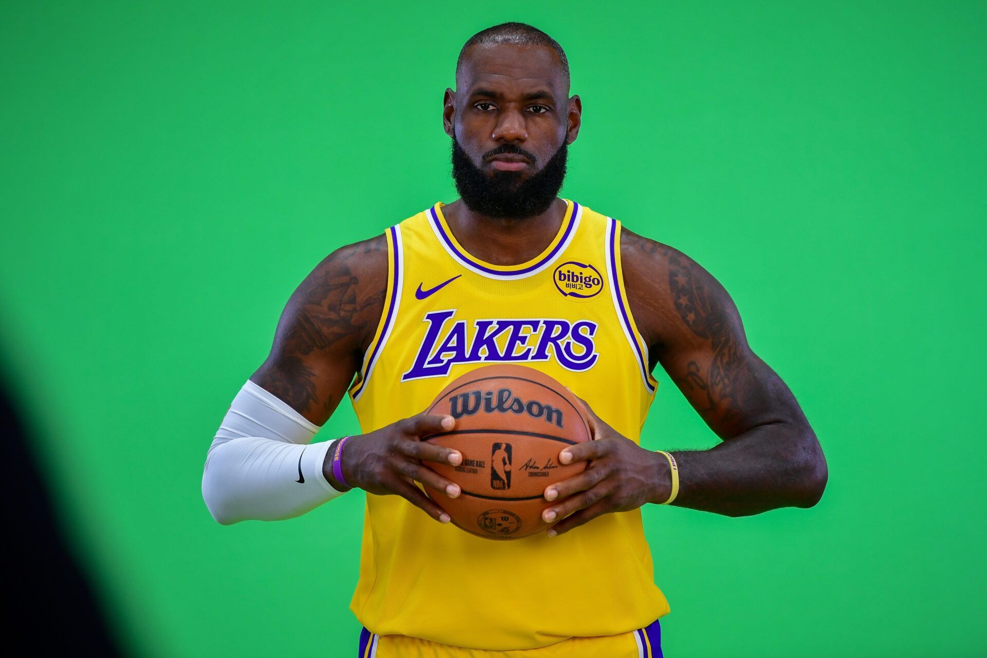 LeBron James’ Close Friend Trolls Lakers Star With Michael Jordan’s ...