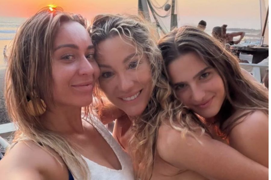 Paula Badosa Bonds With Mother and Sister Jana During the Family’s ...