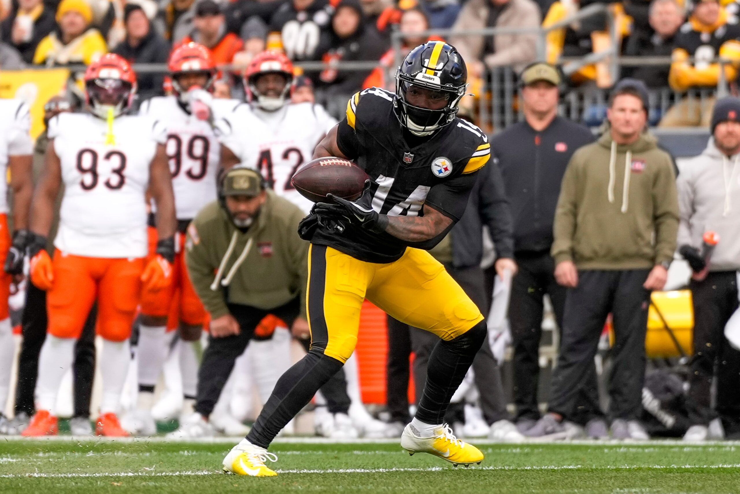 Kenneth Gainwell Fantasy Football Waiver Wire: Should Managers Pick Up the Steelers' RB This Week?
