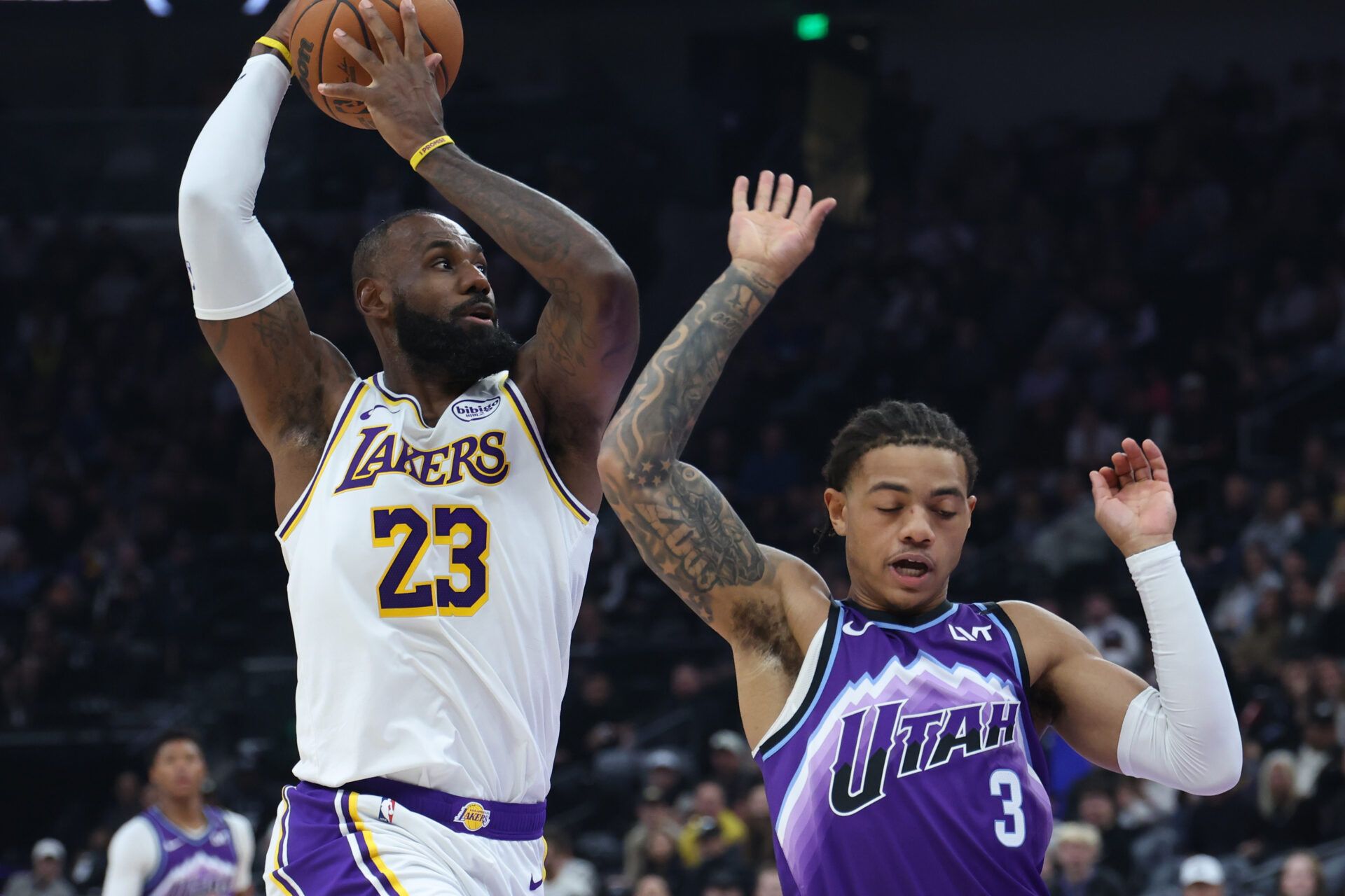 Lakers Superstar LeBron James Shows Off Timeless Athleticism With ...