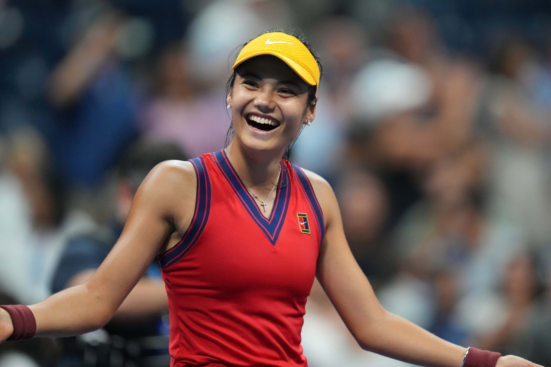 Emma Raducanu Can’t Stop Smiling as She Flaunts Her New Hairstyle While ...