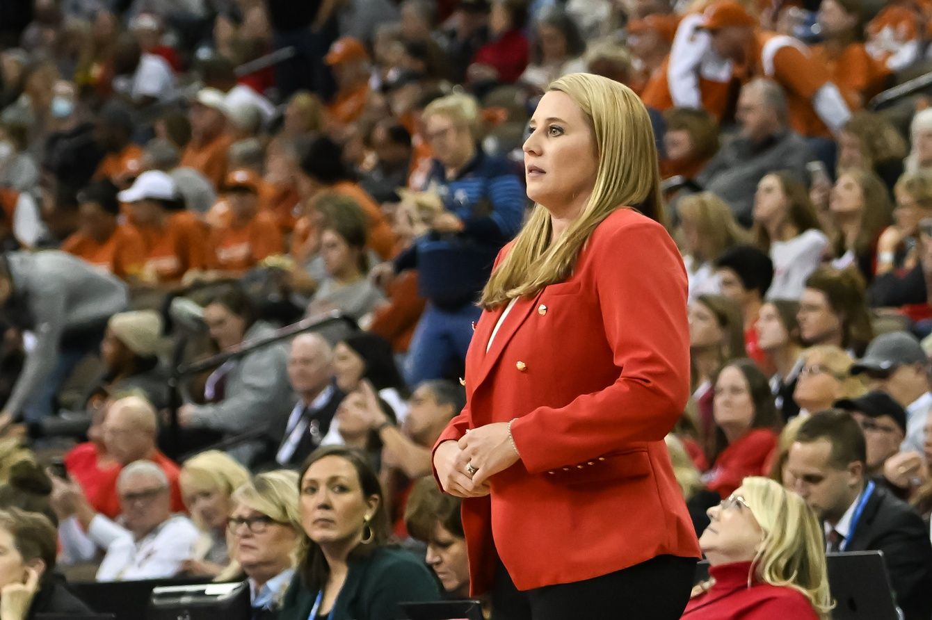 Dani Busboom Kelly Reveals the Story Behind Her Eye-Catching Blackout ...