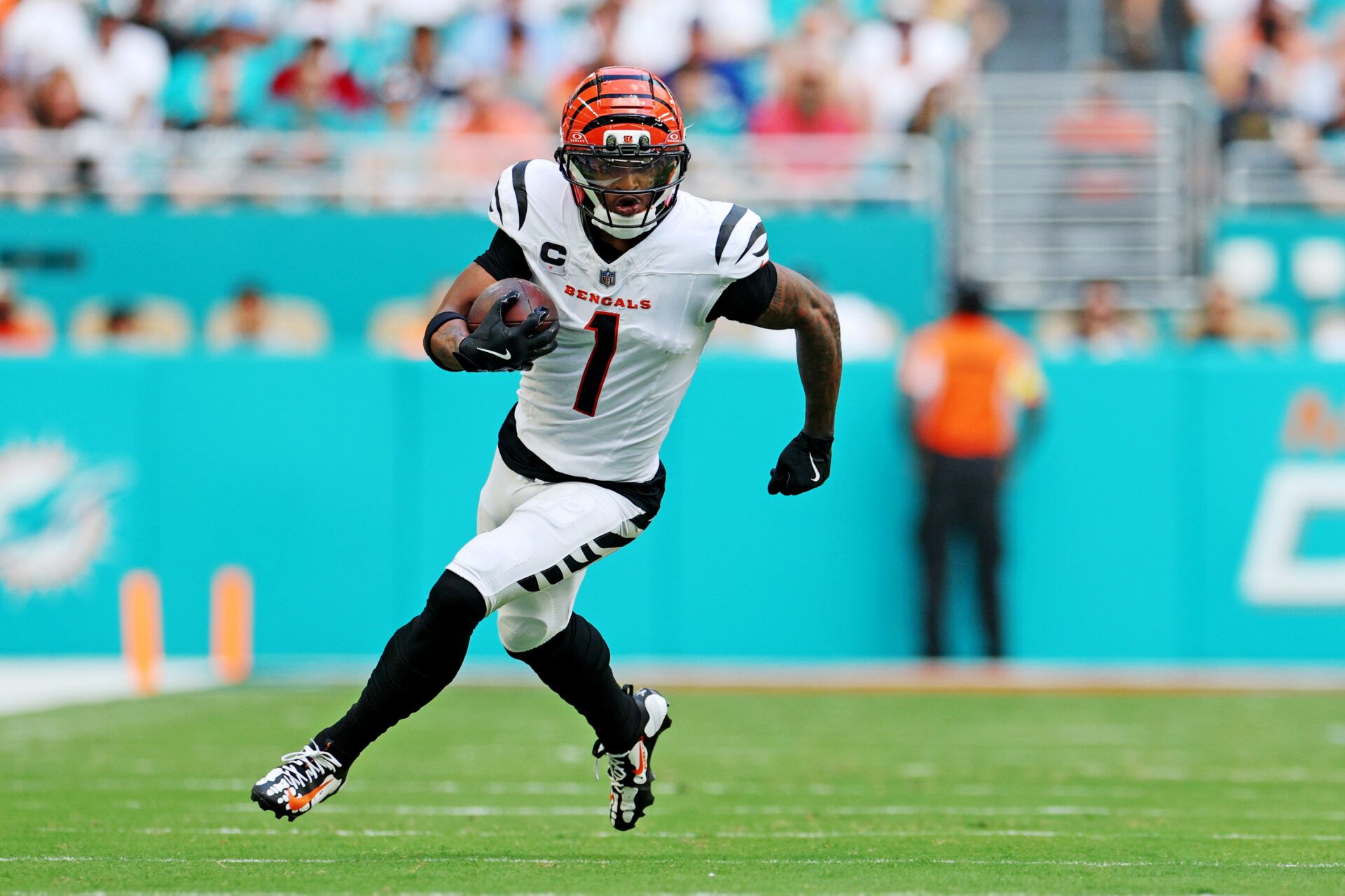 Pro Bowl QB Rips Dolphins for Trying to Make Tua Tagovailoa the ...