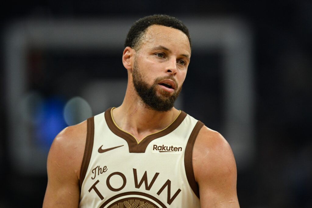 Steph Curry's Absurd No-Look Pass Went Viral In Magic-Warriors Game