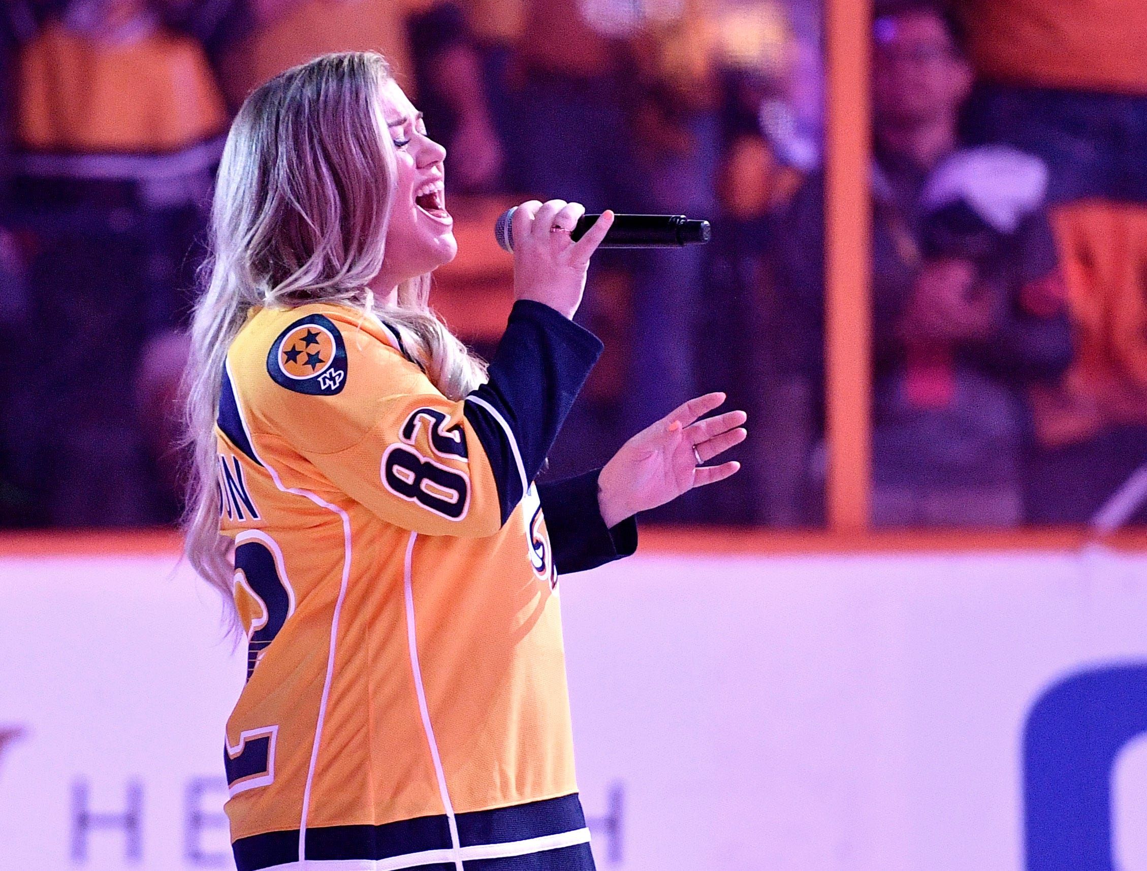 How Old Is Kelly Clarkson? A Look at the Grammy Winner's Age Ahead of ...
