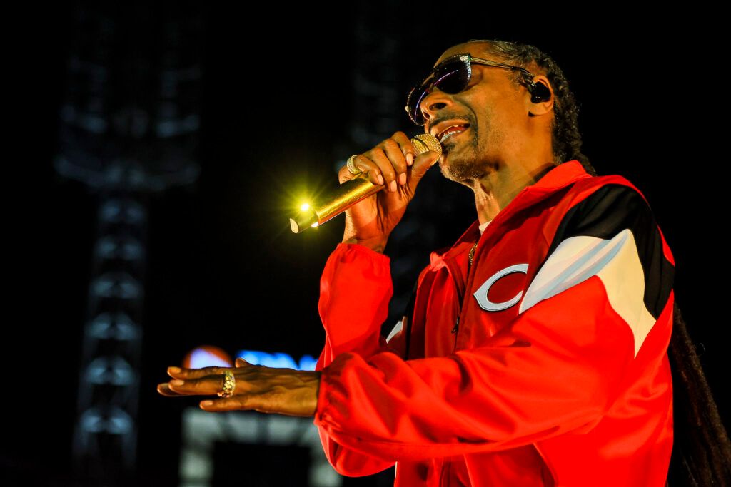 NFL World Reacts to Snoop Dogg’s ‘Epic’ Multi-Genre Christmas Halftime ...