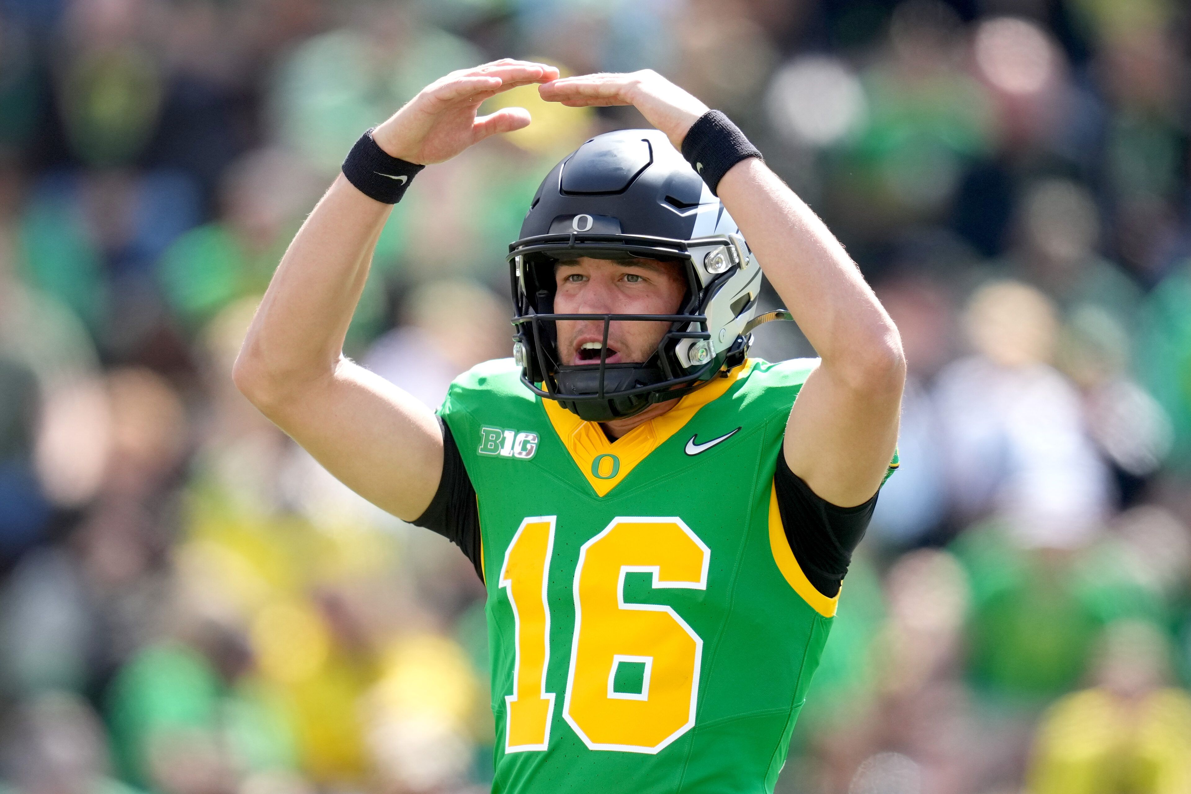 Oregon QB Enters Transfer Portal With 5 Programs Already Circling