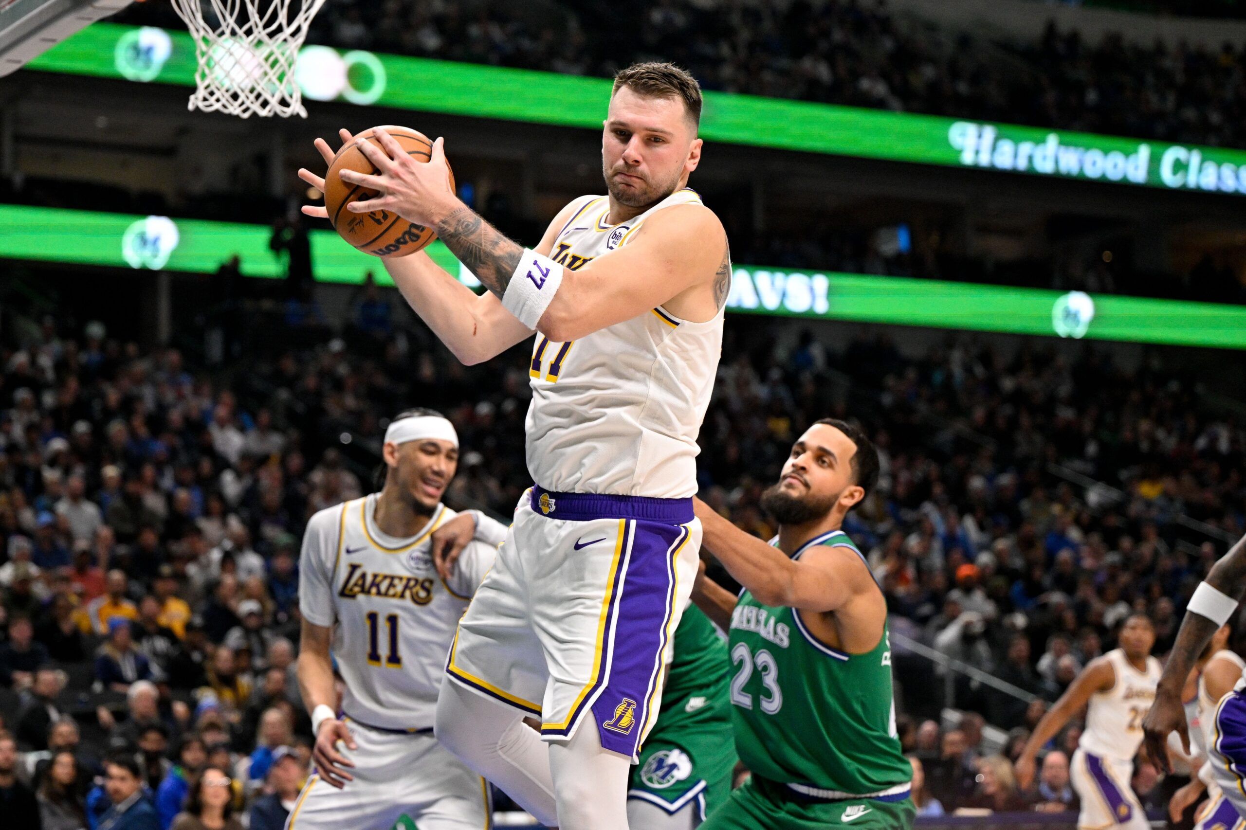 NBA World Reacts To Luka Dončić's Historic Performance In Lakers-Mavs Game