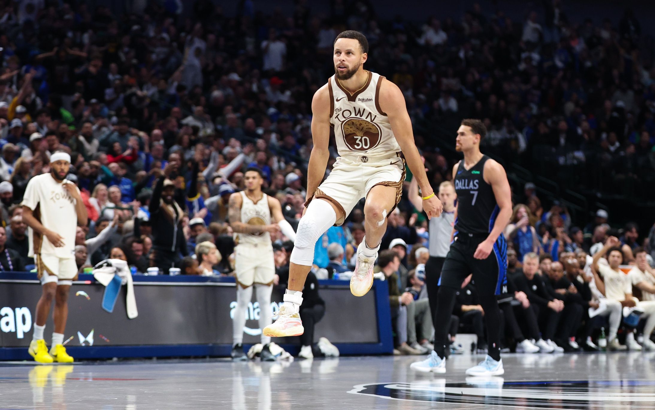 Warriors Superstar Stephen Curry Rewrites NBA History Once Again ...